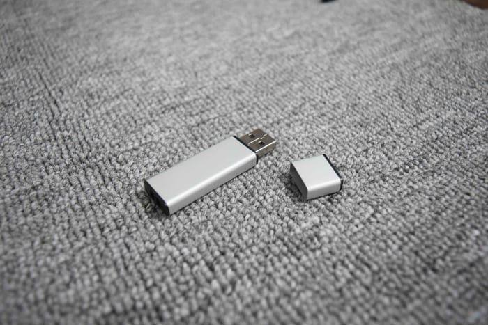 UKV 003 - USB KIM LOẠI NẮP ĐẬY - Quà tặng phong phú